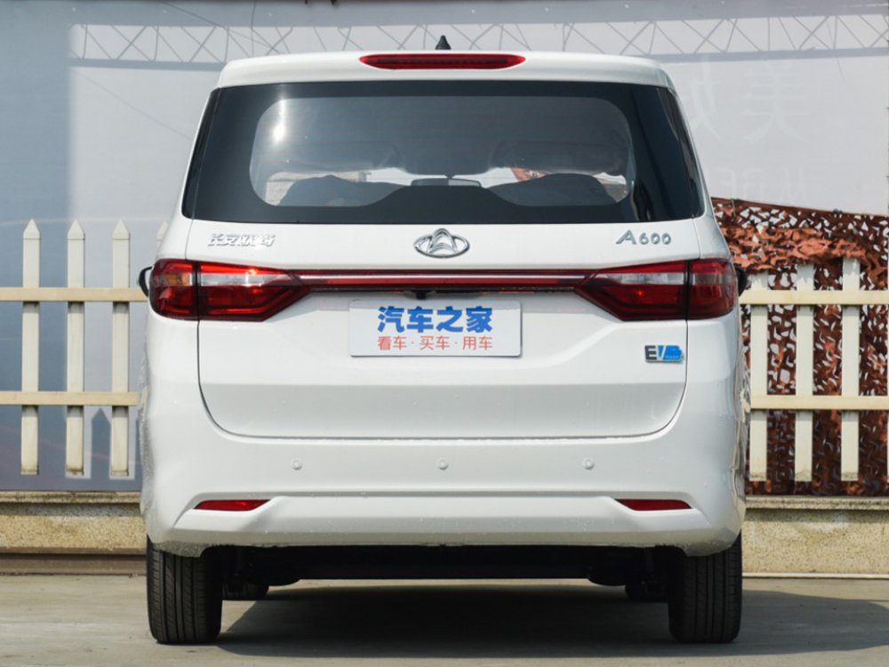 Changan Auchan A600 EV 2025 - фото в новом кузове, фото салона и интерьера