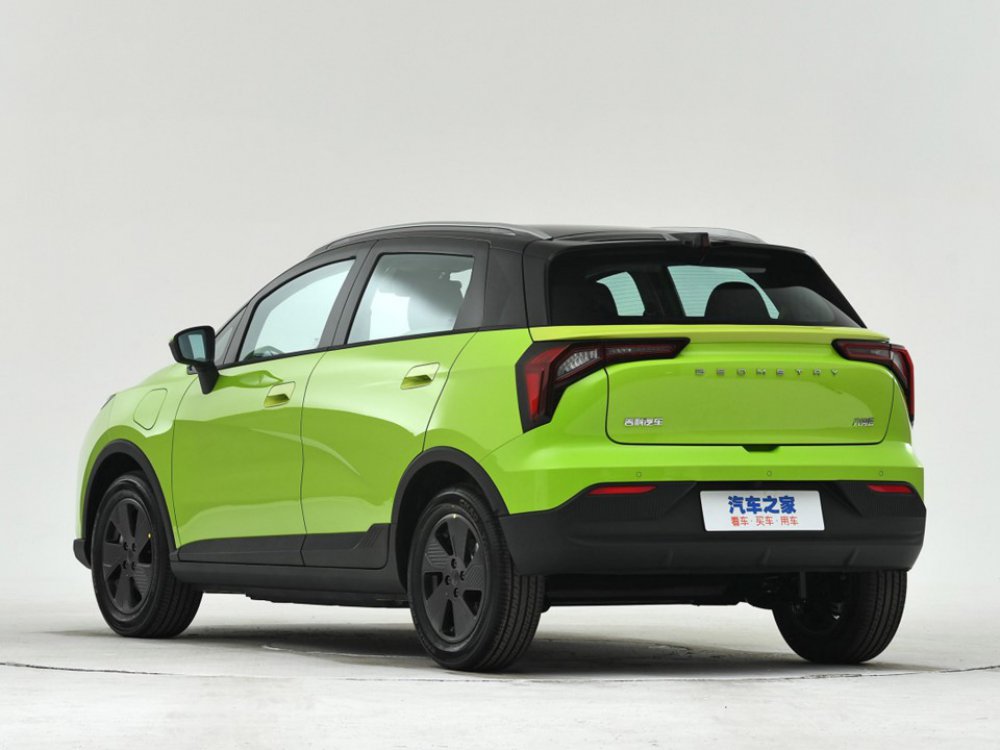 Geely Geometry E 2025 - фото в новом кузове, фото салона и интерьера