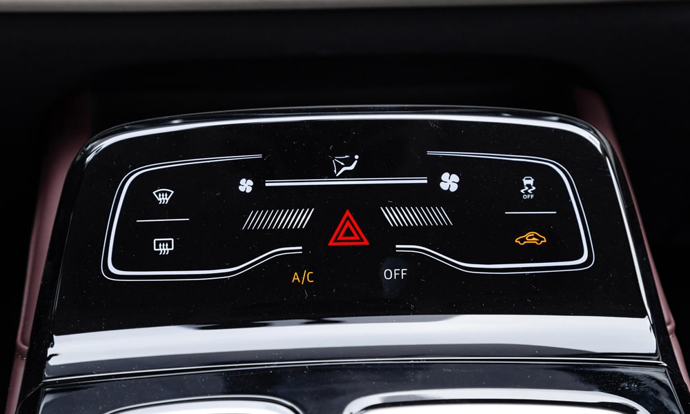 JAC JS6 2024 - фото в новом кузове, фото салона и интерьера