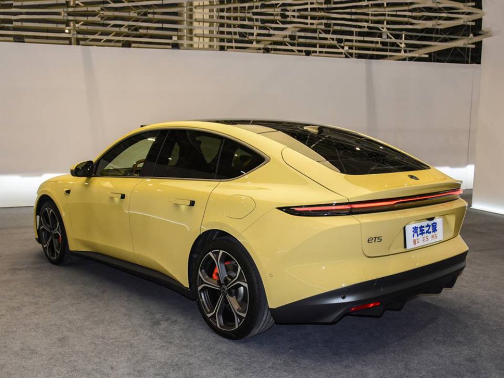 NIO ET5 2025 - фото в новом кузове, фото салона и интерьера